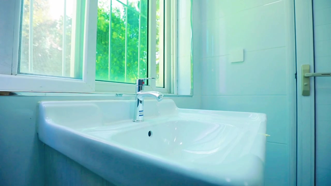 各位小萌新你们要的八人间来了#大学宿舍 #校园生活 #抖音小助手 @...