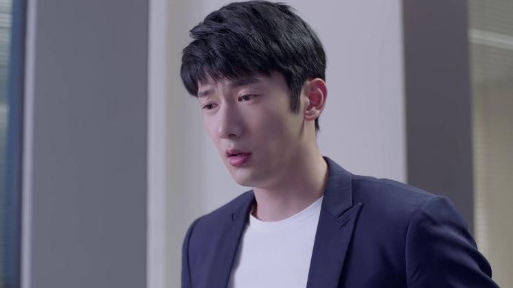 李泱泱打电话问巩晓亮要采访稿子,他却说心情不好没有写稿子