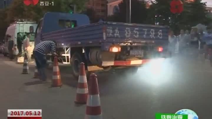 环保公安联合夜查重点车辆尾气排放