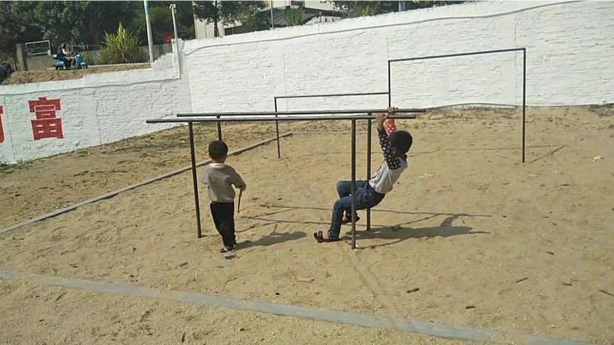 每次回老家孩子都要来这所学校玩,最喜欢玩这单双杆了