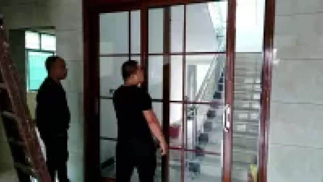 厨房玻璃推拉门安装其实挺简单,看看师傅如何操作!