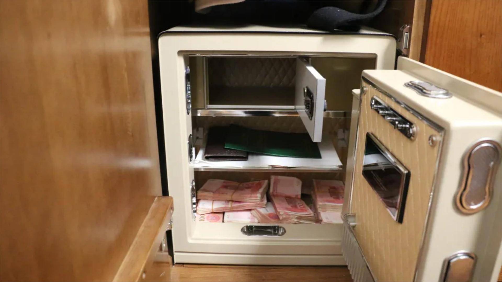 女子家中黄金手镯和数十万元现金被偷,被盗后第一时间求闺蜜安慰,...