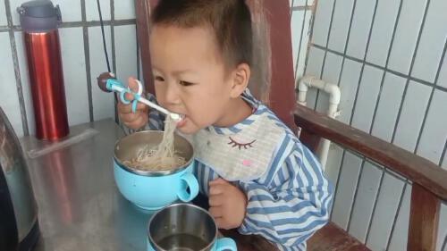 我家小宝宝第一次学习使用筷子,你们觉得他使用的怎么样?