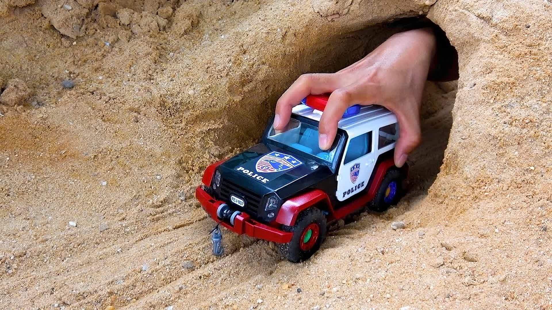 汽车动画片:洞穴里有怪兽