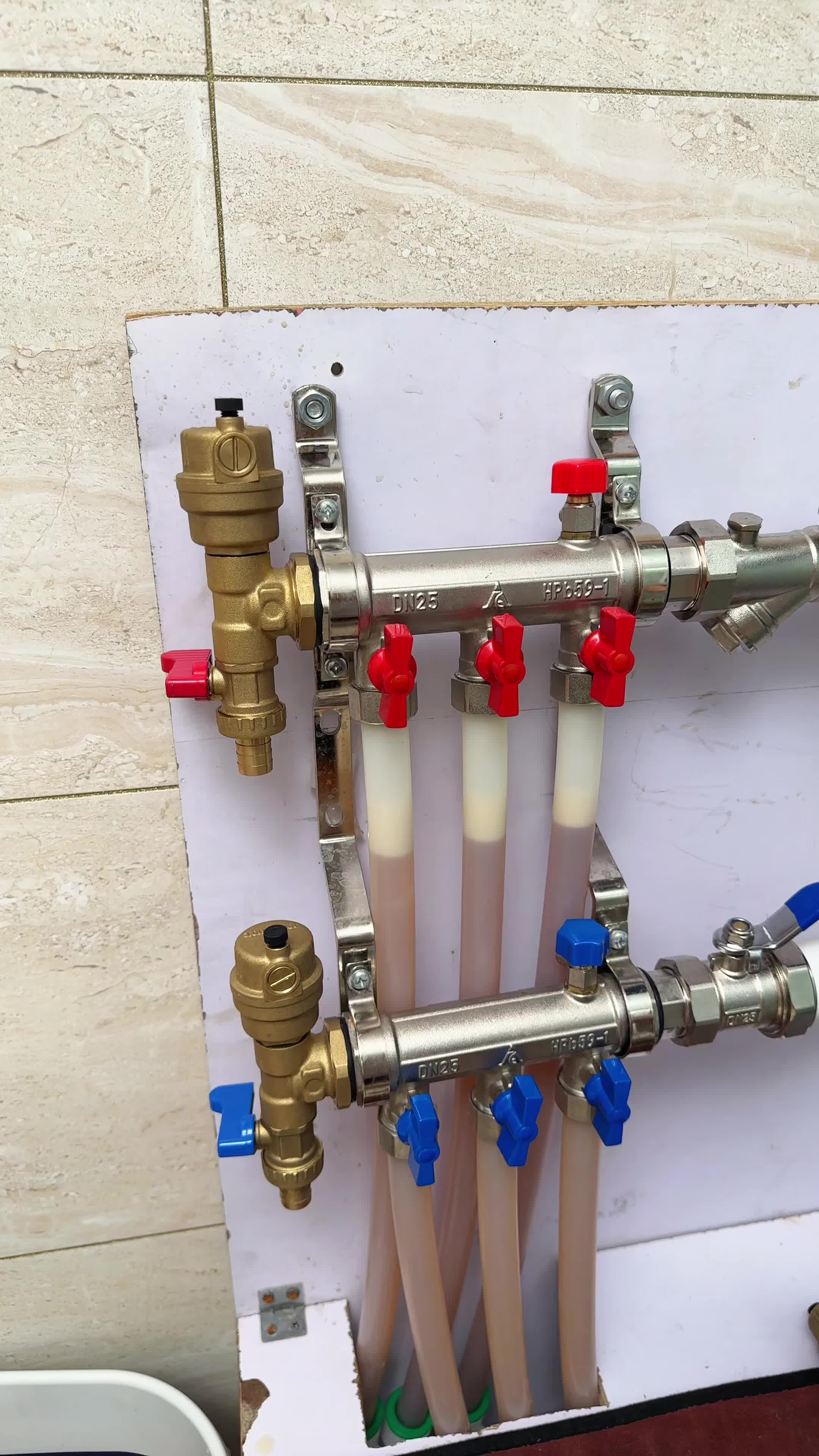 暖气不热,一定要先排气,在放水清洗。#地暖 #地暖清洗 #暖气不热