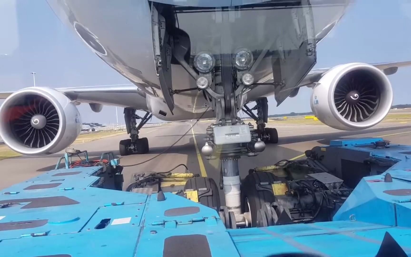抱轮式牵引车推出 波音777-300ER 与飞机引擎启动