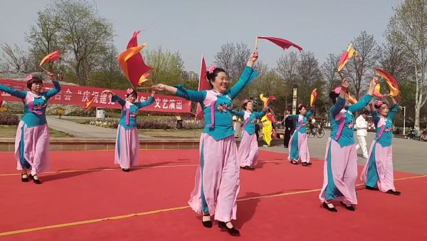 庆祝建党一百周年,百名志愿者公园里义务服务奉献社会
