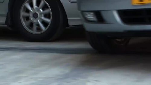 女人不听家人劝阻造成连环撞车