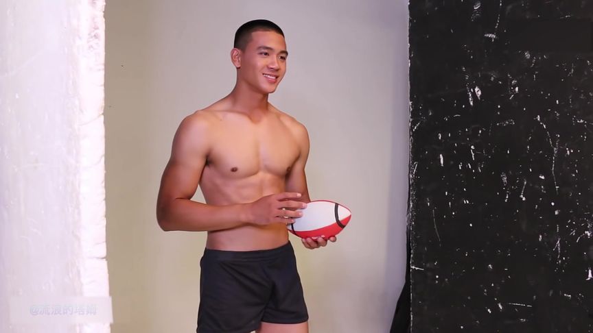 男模:两个身材超好的可爱帅哥,你喜欢哪一个?