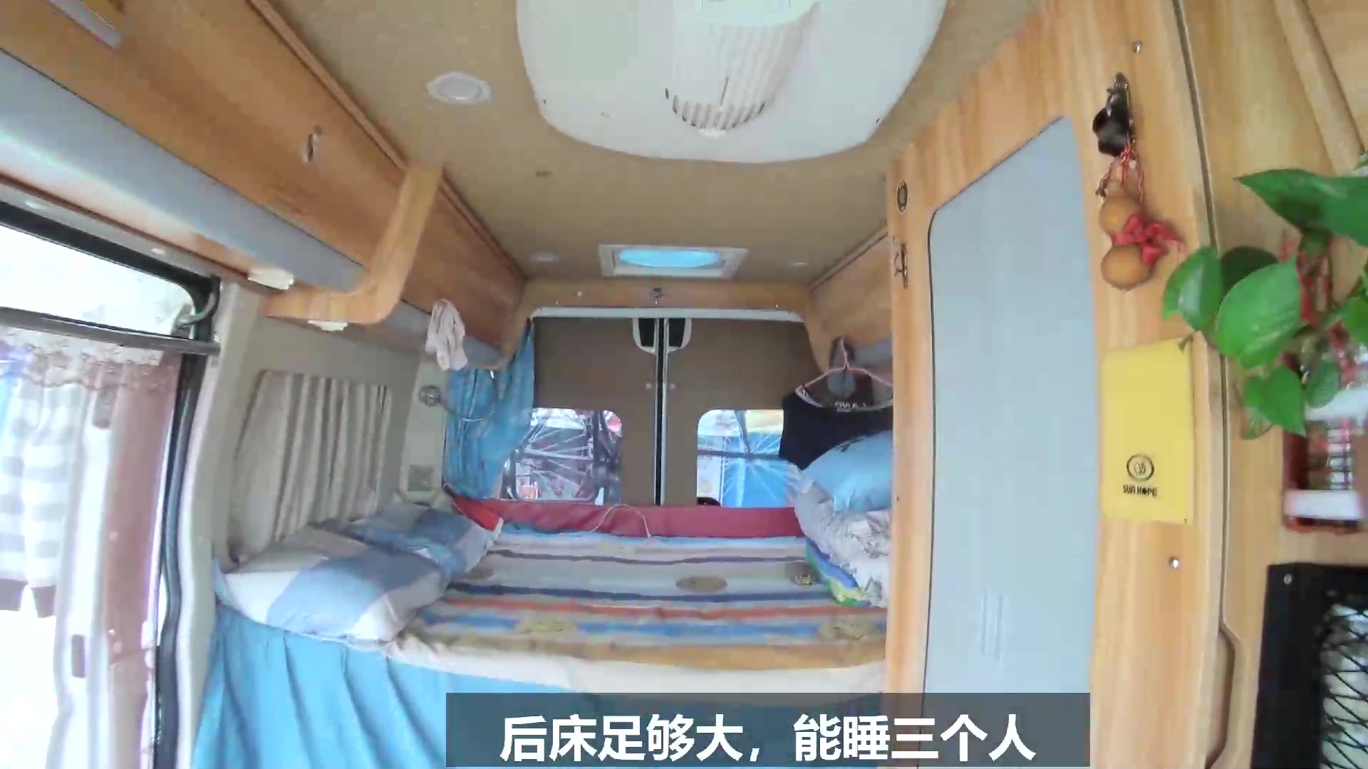 退休夫妻把房车改装变床车,短轴车简单实惠的布局,关键前排旋转