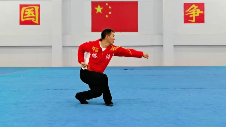 帅气教练演练初级二路长拳,身手矫健动作标准,超有范儿!