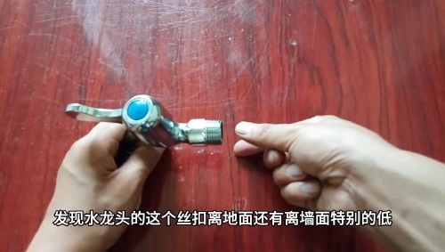 当水管与墙面距离太近,无法顺利缠绕生料带时,竟有此妙招轻松搞定!