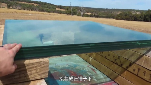 当史上最大锤子遇到巨型铁钉,能把钉子锤下去吗?场面真硬核!