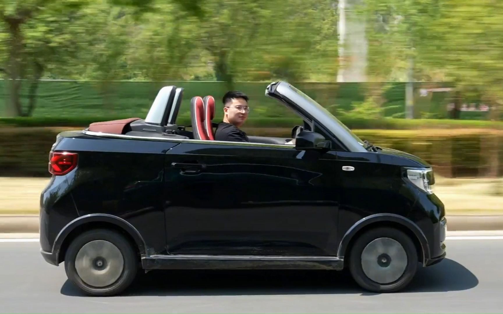 五菱宏光MINIEV敞篷版落地价格参考,配软顶双座位,家用真的香