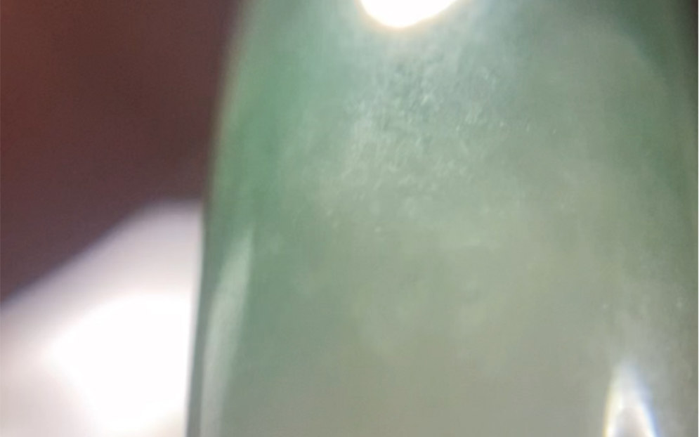 放大观察酸洗注胶的翡翠