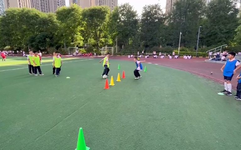 【校园足球专栏】小学三年级足球社团“运球突破与假动作”练习记录