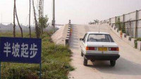 自动挡坡道起步,如何防止溜车?所有新司机快好好看看吧!