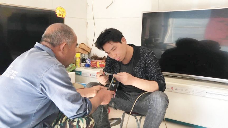 父亲的电动车充电器坏了,电动车充不进去电,检修下看看怎么回事