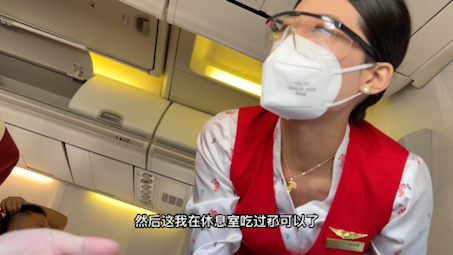 白金卡大叔坐飞机,空姐美得冒泡,乘务长、机长排着队来问候,待遇太过...