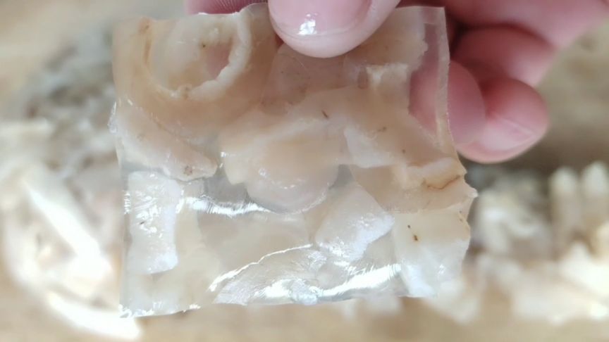 正宗猪皮冻做法,记住“2煮3洗1蒸”,清澈Q弹,无异味儿。