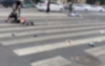 辽宁大连突发一起严重交通事故:一黑色车辆撞击行人,致多人倒地受伤。