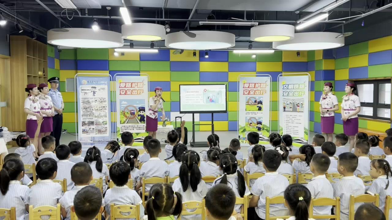 重庆铁路部门开展安全宣传进校园、进社区、进车站