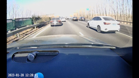 高速回京路遇事故,沃尔沃急刹、安全带预收紧,成功避免高速追尾和被...