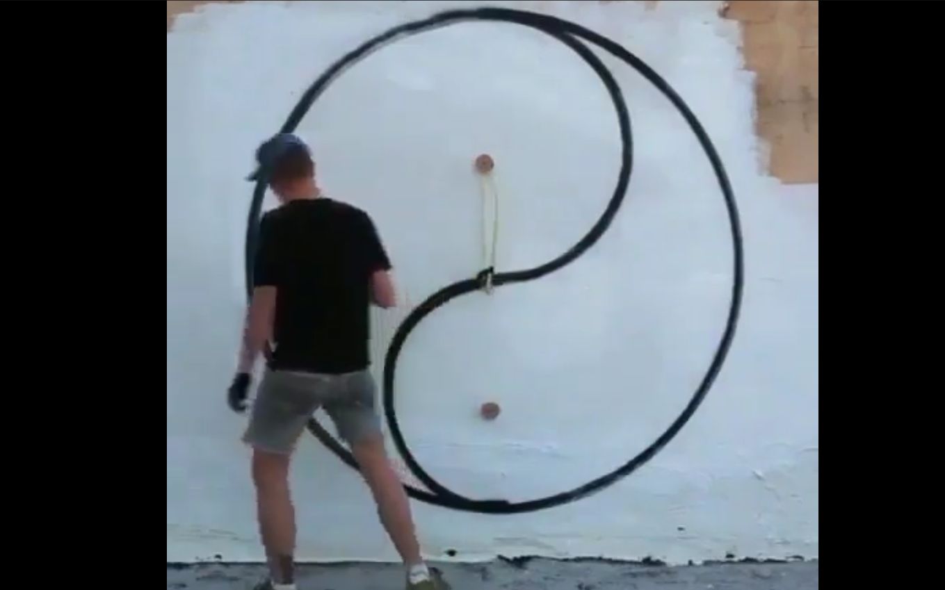 教大家怎么画一个太极图!