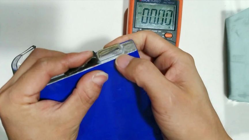 这种锂电池壳体和正负极都有压差 是为什么呢 壳体接触会短路吗