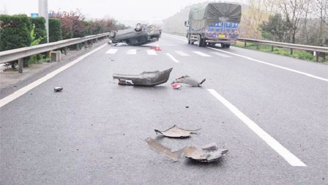 在高速公路与行人发生交通事故,责任怎么划分?行人全责吗?