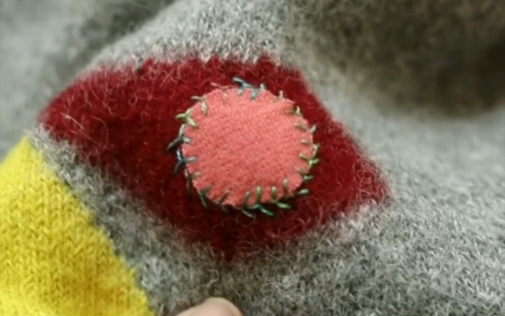 如何用刺绣针法修补衣服破洞