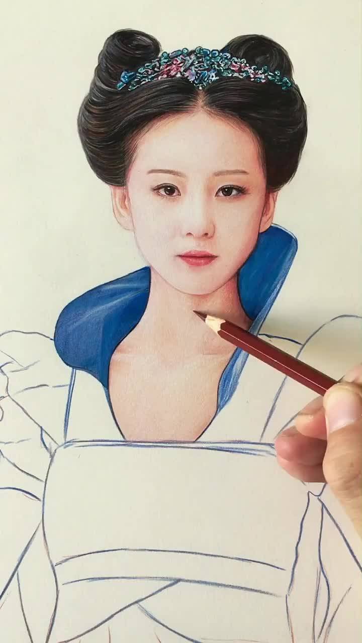 头部画的差不多了 开始画衣服