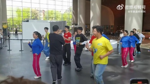 凤凰传奇也是跳上凤凰传奇的广场舞了