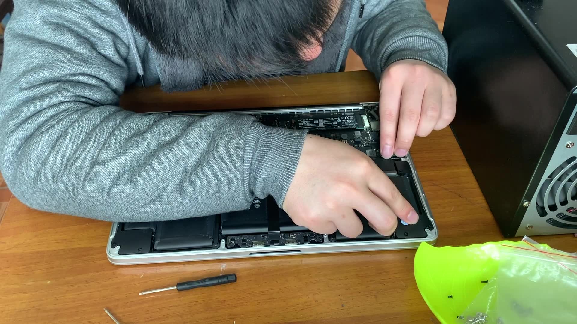 【技术活】MacBookPro破音了?更换喇叭吧!