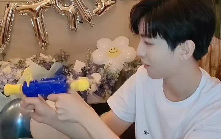 220921 王俊凯生日直播!绝了,还是十七八岁的模样。