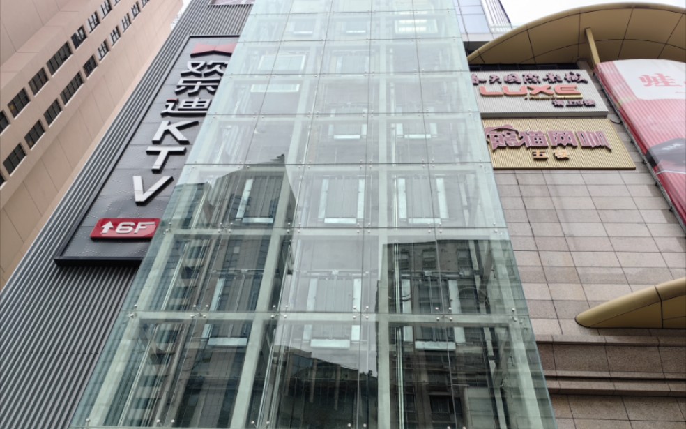 南宁西关新天地商场的室外观光梯,2020年新加装