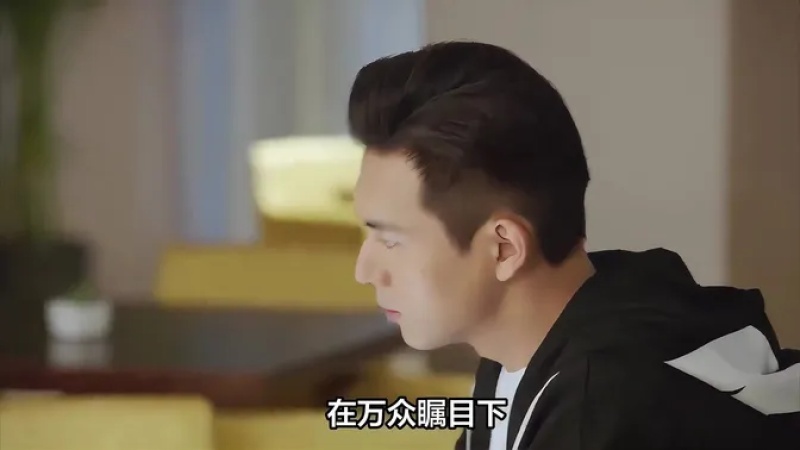 全红婵终于回家,花3分钟替妈妈买最好的手机,全家仍住在果园里