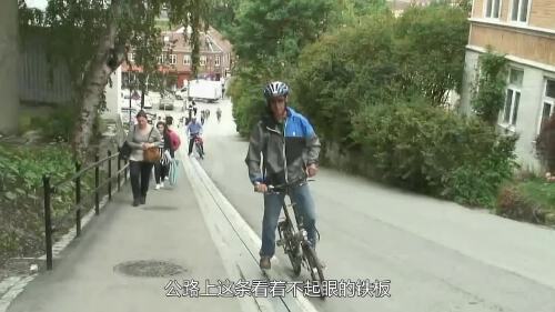 为什么国外要在公路上放条铁板?把脚放上踏板,就能自动上坡
