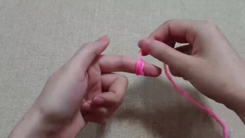 食指编织花朵,用毛线在手指上绕几圈,简单的双色毛线花就做好啦
