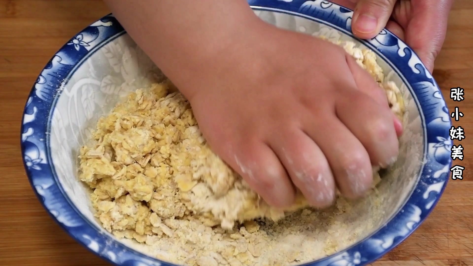 我家燕麦片从不熬粥,加2个鸡蛋,简单一做,孩子天天点名要吃