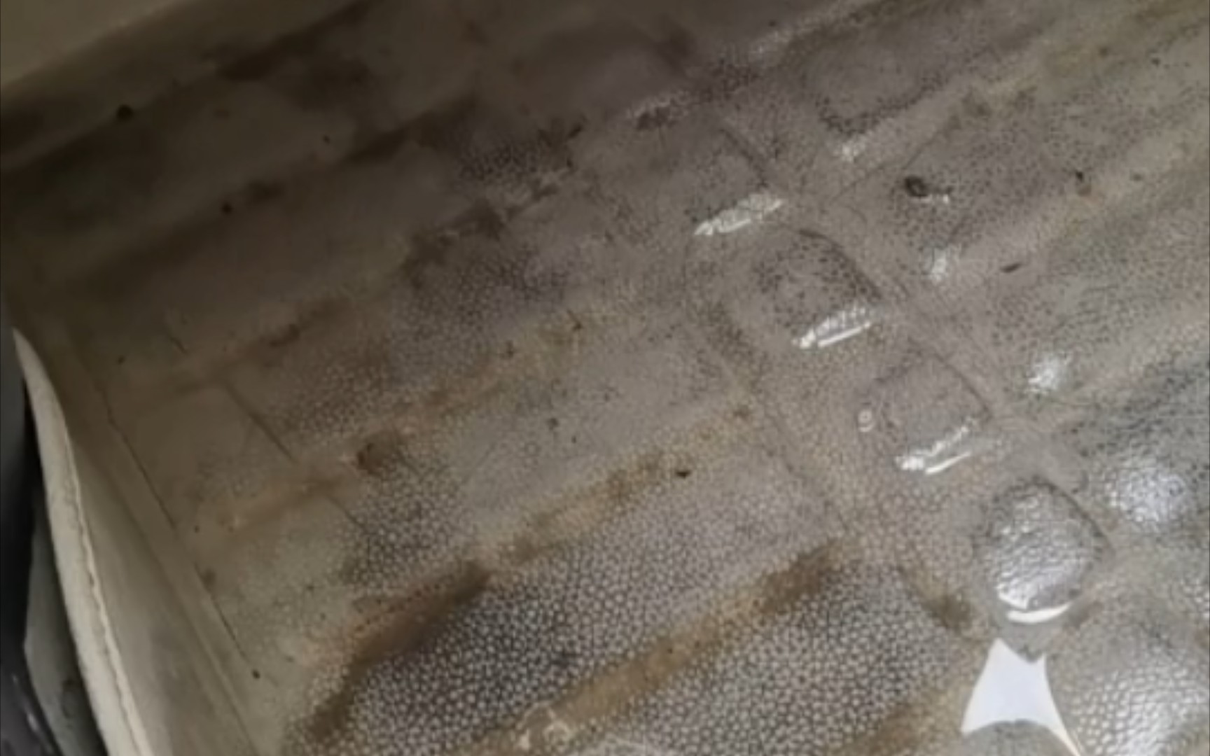 汽车天窗排水管堵塞,简单方法疏通
