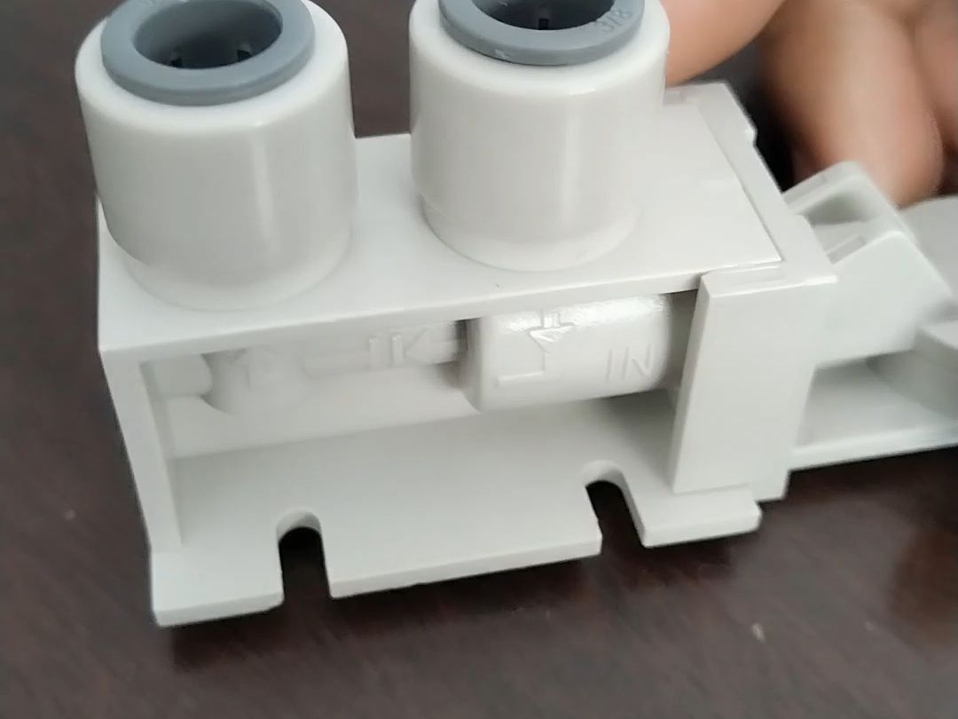 家用净水器搭配漏水保护器减少漏水风险安装演示教程