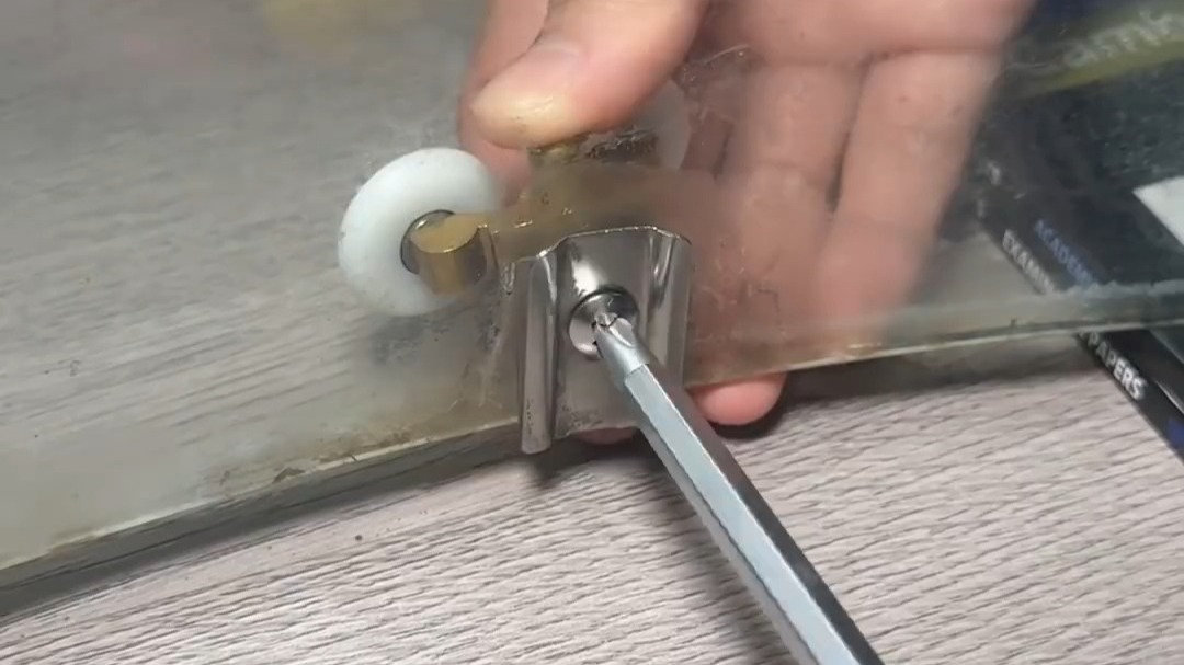 两招解决玻璃门推拉不顺畅问题!以及超祥细更换滑轮教程