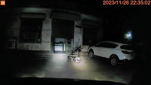大半夜的行车记录仪拍的