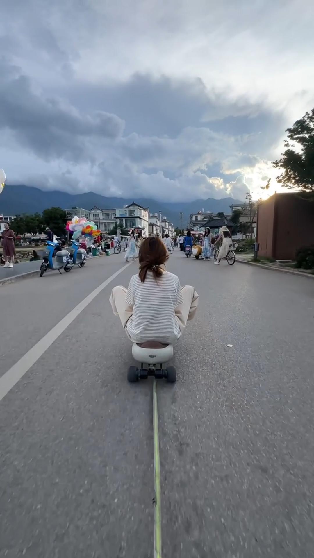 网友用扭扭车改的电动车,大哥单车都要踩冒烟了