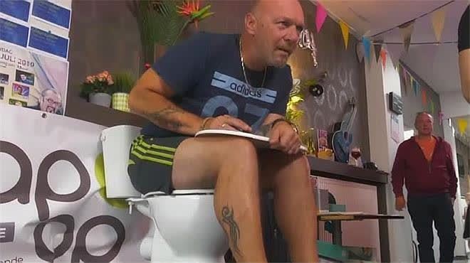 老外自信挑战坐马桶最长时间,呆在马桶上165小时,想用还不行