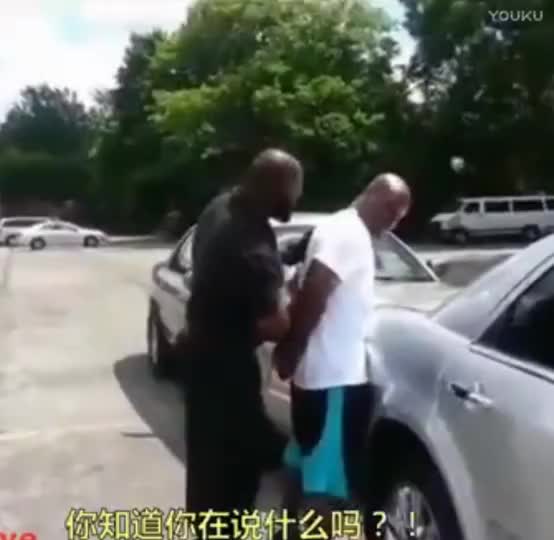 美国警察与小偷之间的对决,警察:你服不服,小偷:我服我服