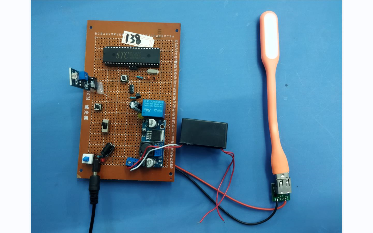 基于51单片机的超高压放电灭蚊电蚊拍光照检测设计+高亮灯照明吸引...