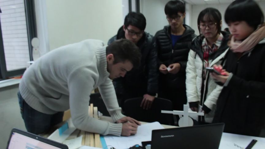 互动装置小组讨论中来自巴西的朋友