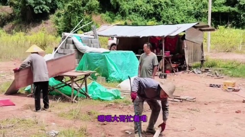 二楼门庭的柱子还没有支模,七舅和大哥正在楼下制作模板